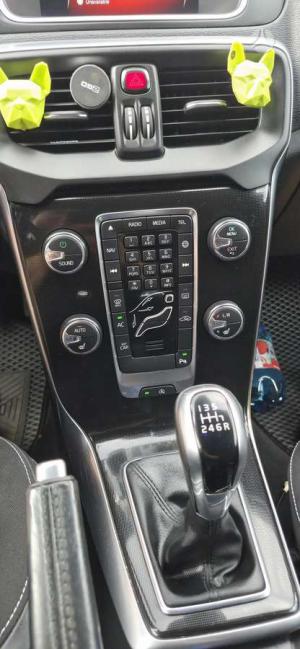 Melns Volvo V40 2017 Alīta, ar dzinēja tilpumu 1.97 L un nobraukumu 248 tūkst. km par 6999 €, foto 14 vietnē AUTOMOTO.COM.LV