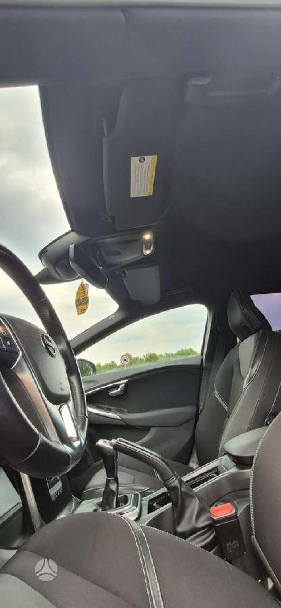 Melns Volvo V40 2017 Alīta, ar dzinēja tilpumu 1.97 L un nobraukumu 248 tūkst. km par 6999 €, foto 15 vietnē AUTOMOTO.COM.LV
