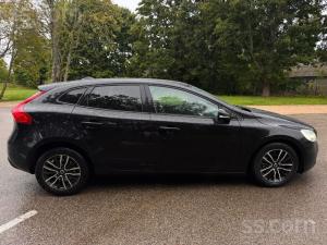 Black Volvo V40 2017 in Kuldiga, with an engine capacity of 2.00 L and mileage of 342 thousand km for 7900 €, photo 3 on AUTOMOTO.COM.LV