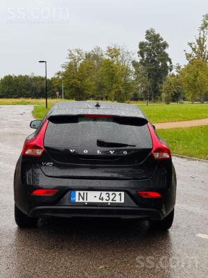 Black Volvo V40 2017 in Kuldiga, with an engine capacity of 2.00 L and mileage of 342 thousand km for 7900 €, photo 4 on AUTOMOTO.COM.LV