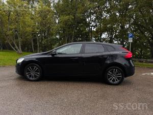 Black Volvo V40 2017 in Kuldiga, with an engine capacity of 2.00 L and mileage of 342 thousand km for 7900 €, photo 5 on AUTOMOTO.COM.LV
