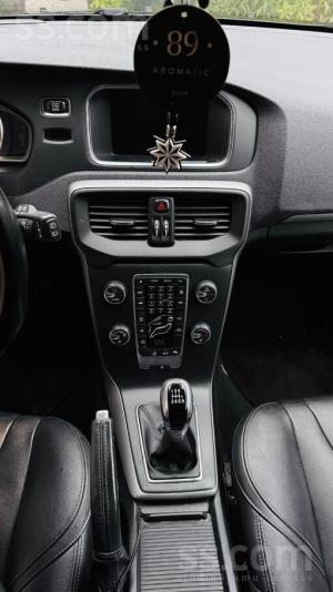 Black Volvo V40 2017 in Kuldiga, with an engine capacity of 2.00 L and mileage of 342 thousand km for 7900 €, photo 6 on AUTOMOTO.COM.LV