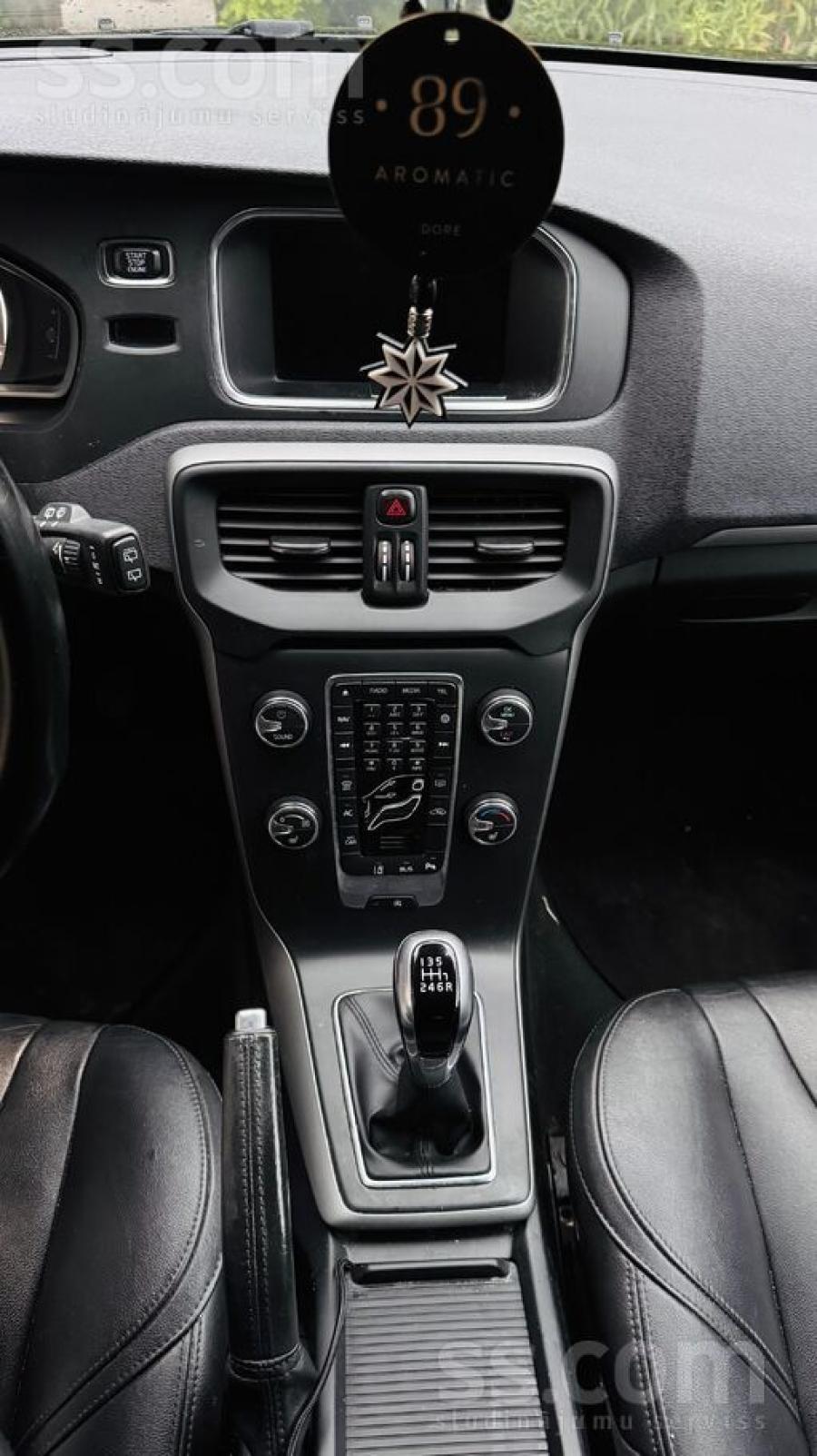 Black Volvo V40 2017 in Kuldiga, with an engine capacity of 2.00 L and mileage of 342 thousand km for 7900 €, photo 6 on AUTOMOTO.COM.LV