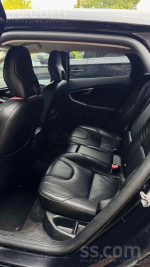 Black Volvo V40 2017 in Kuldiga, with an engine capacity of 2.00 L and mileage of 342 thousand km for 7900 €, photo 7 on AUTOMOTO.COM.LV
