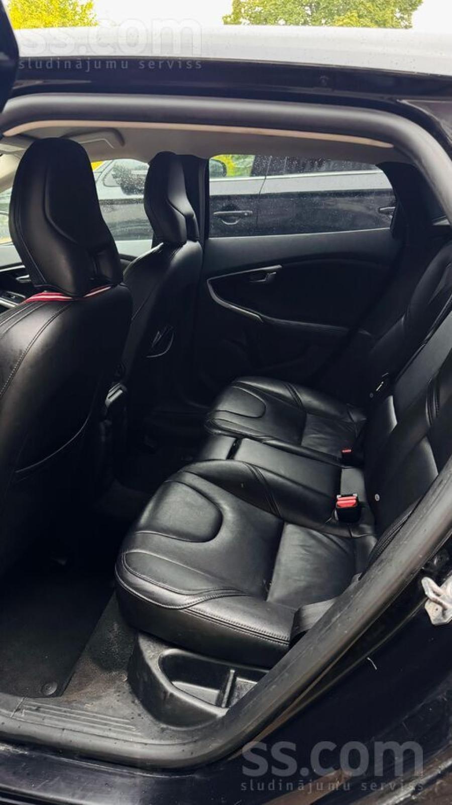 Black Volvo V40 2017 in Kuldiga, with an engine capacity of 2.00 L and mileage of 342 thousand km for 7900 €, photo 7 on AUTOMOTO.COM.LV