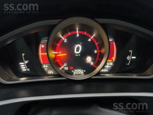 Black Volvo V40 2017 in Kuldiga, with an engine capacity of 2.00 L and mileage of 342 thousand km for 7900 €, photo 8 on AUTOMOTO.COM.LV