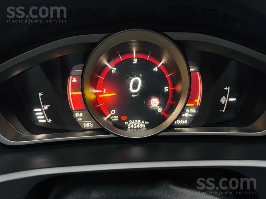 Black Volvo V40 2017 in Kuldiga, with an engine capacity of 2.00 L and mileage of 342 thousand km for 7900 €, photo 8 on AUTOMOTO.COM.LV