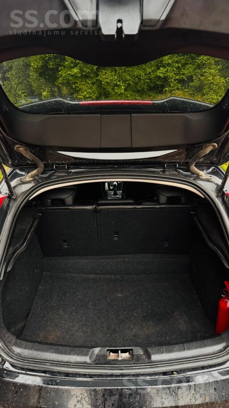 Black Volvo V40 2017 in Kuldiga, with an engine capacity of 2.00 L and mileage of 342 thousand km for 7900 €, photo 9 on AUTOMOTO.COM.LV
