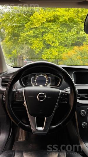 Black Volvo V40 2017 in Kuldiga, with an engine capacity of 2.00 L and mileage of 342 thousand km for 7900 €, photo 10 on AUTOMOTO.COM.LV