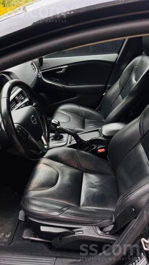 Black Volvo V40 2017 in Kuldiga, with an engine capacity of 2.00 L and mileage of 342 thousand km for 7900 €, photo 11 on AUTOMOTO.COM.LV