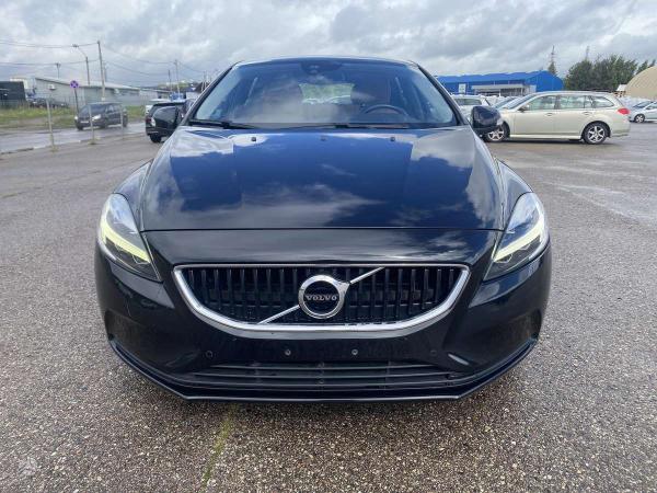 Black Volvo V40 2017 in Kaunas, with an engine capacity of 1.97 L and mileage of 176 thousand km for 9600 €, photo 3 on AUTOMOTO.COM.LV