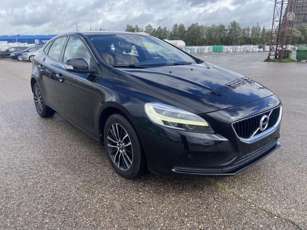 Black Volvo V40 2017 in Kaunas, with an engine capacity of 1.97 L and mileage of 176 thousand km for 9600 €, photo 4 on AUTOMOTO.COM.LV