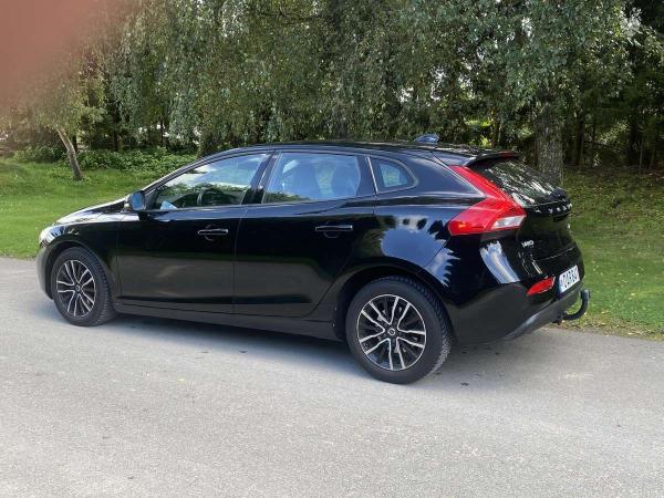 Black Volvo V40 2017 in Klaipeda, with an engine capacity of 1.97 L and mileage of 345 thousand km for 6400 €, photo 10 on AUTOMOTO.COM.LV