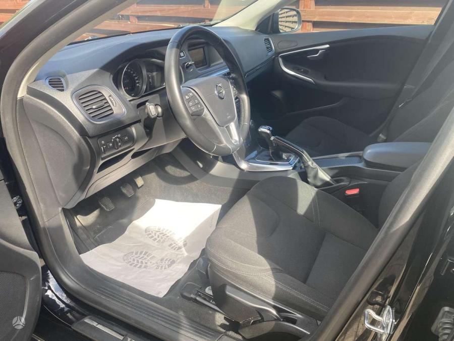 Melns Volvo V40 2017 Klaipėda, ar dzinēja tilpumu 1.97 L un nobraukumu 345 tūkst. km par 6400 €, foto 17 vietnē AUTOMOTO.COM.LV