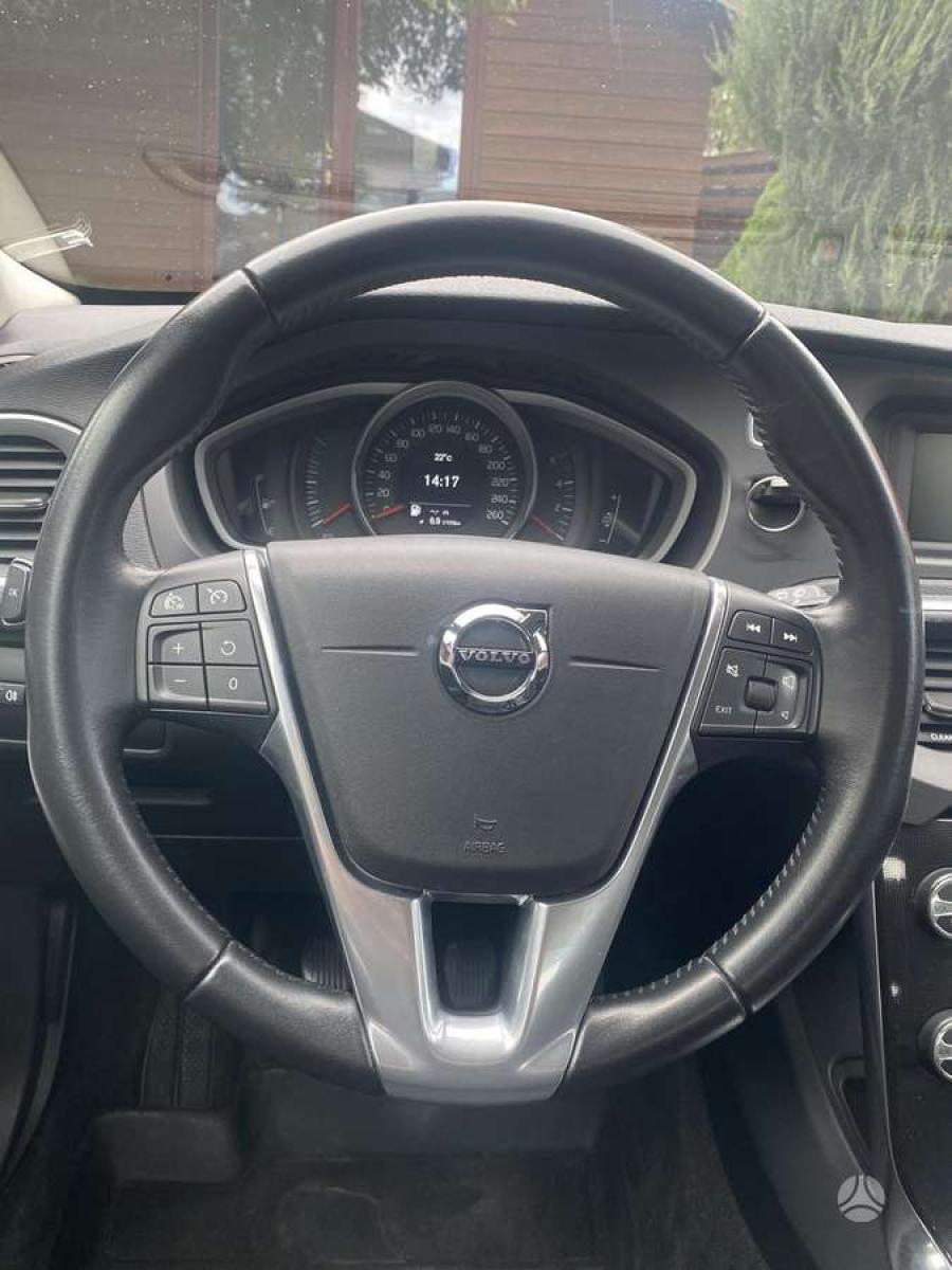 Melns Volvo V40 2017 Klaipėda, ar dzinēja tilpumu 1.97 L un nobraukumu 345 tūkst. km par 6400 €, foto 24 vietnē AUTOMOTO.COM.LV