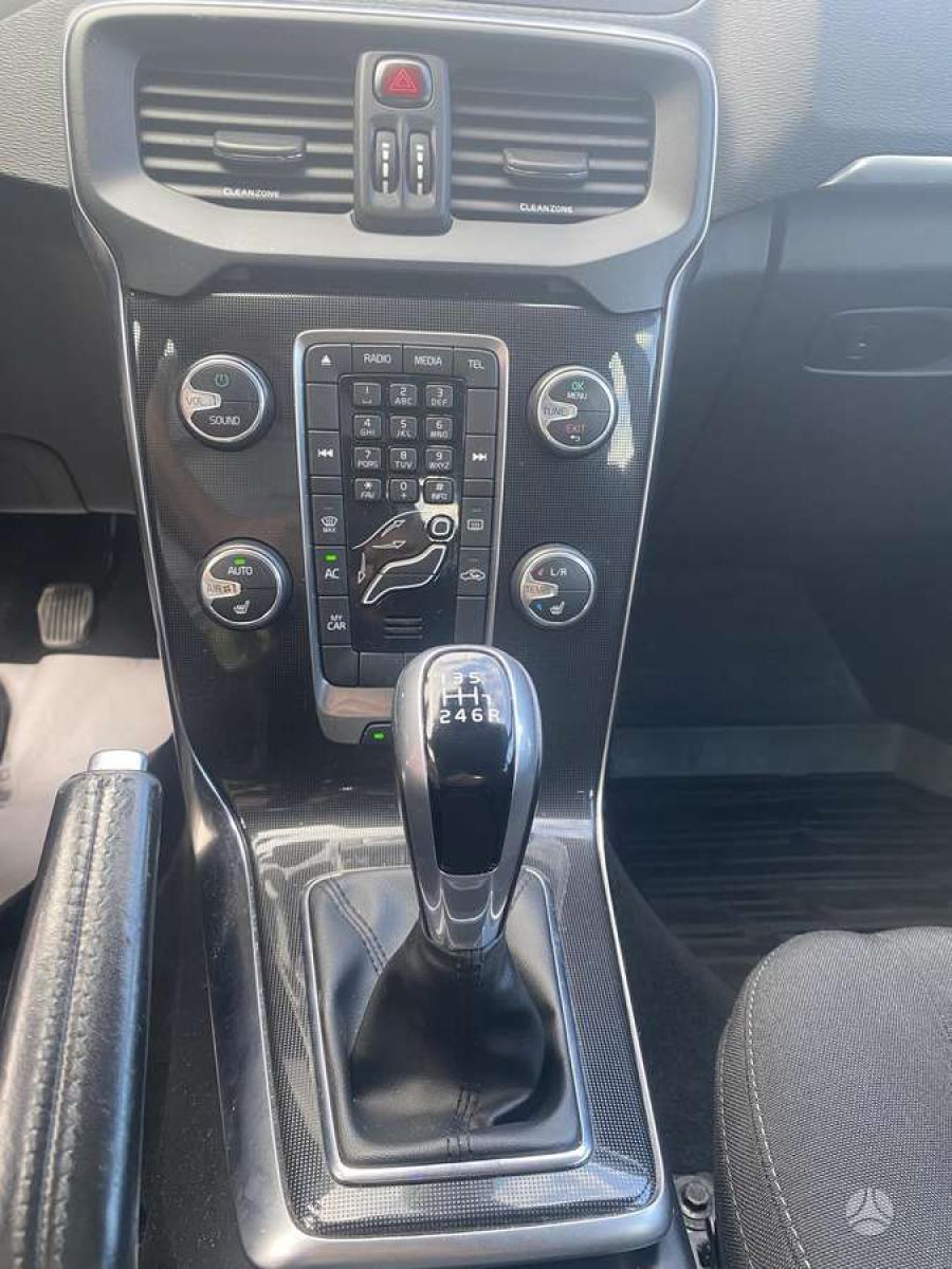 Melns Volvo V40 2017 Klaipėda, ar dzinēja tilpumu 1.97 L un nobraukumu 345 tūkst. km par 6400 €, foto 25 vietnē AUTOMOTO.COM.LV