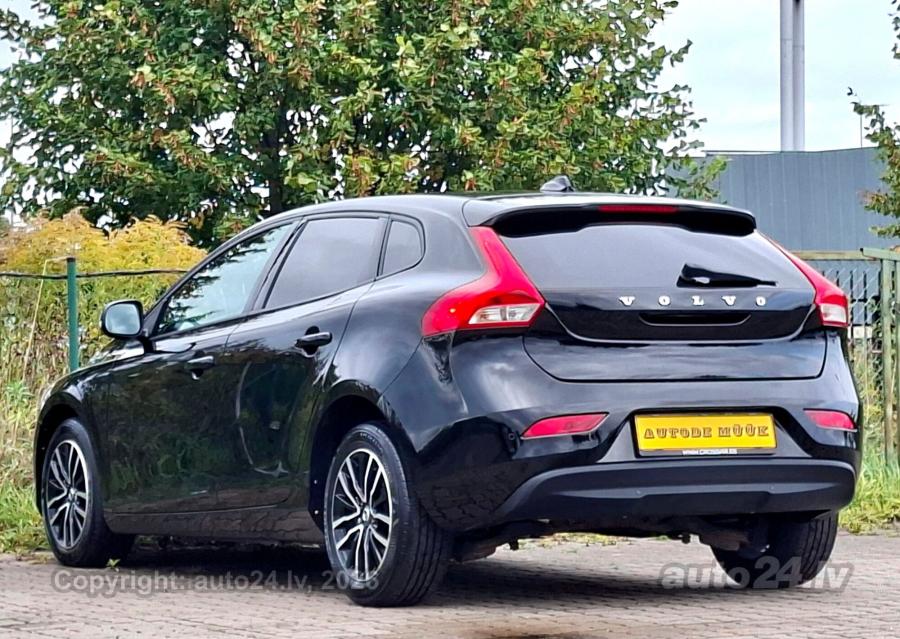 Black Volvo V40 2017 in Tartu, with an engine capacity of 2.00 L and mileage of 191 thousand km for 9990 €, photo 4 on AUTOMOTO.COM.LV