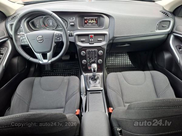 Black Volvo V40 2017 in Tartu, with an engine capacity of 2.00 L and mileage of 191 thousand km for 9990 €, photo 7 on AUTOMOTO.COM.LV