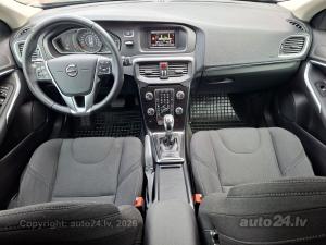 Black Volvo V40 2017 in Tartu, with an engine capacity of 2.00 L and mileage of 191 thousand km for 9990 €, photo 7 on AUTOMOTO.COM.LV