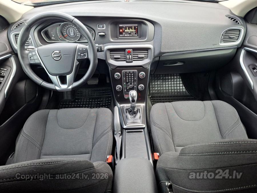 Black Volvo V40 2017 in Tartu, with an engine capacity of 2.00 L and mileage of 191 thousand km for 9990 €, photo 7 on AUTOMOTO.COM.LV
