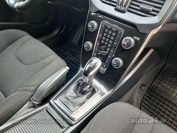 Black Volvo V40 2017 in Tartu, with an engine capacity of 2.00 L and mileage of 191 thousand km for 9990 €, photo 8 on AUTOMOTO.COM.LV