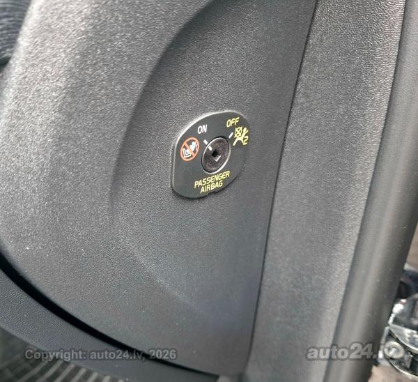 Black Volvo V40 2017 in Tartu, with an engine capacity of 2.00 L and mileage of 191 thousand km for 9990 €, photo 9 on AUTOMOTO.COM.LV