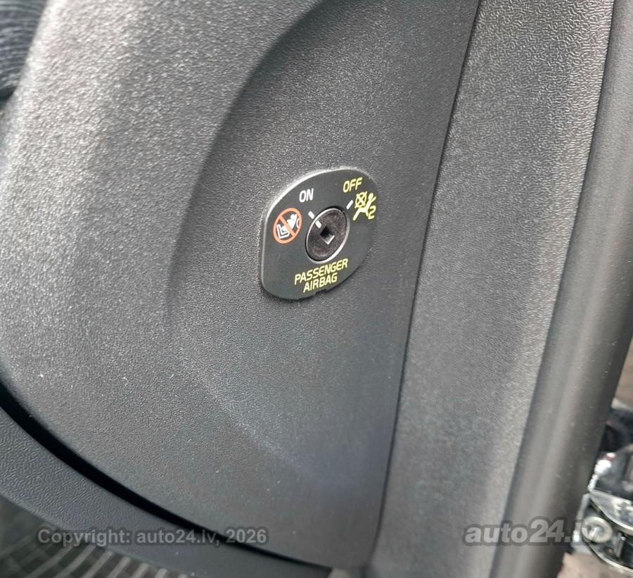 Black Volvo V40 2017 in Tartu, with an engine capacity of 2.00 L and mileage of 191 thousand km for 9990 €, photo 9 on AUTOMOTO.COM.LV