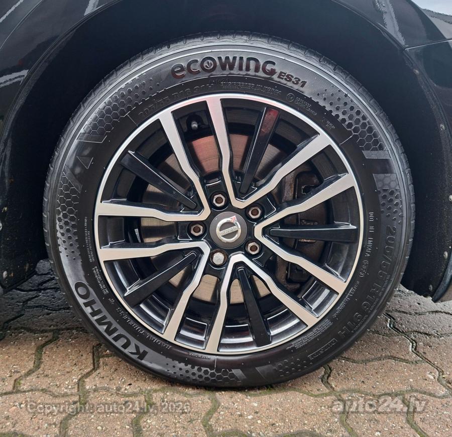 Black Volvo V40 2017 in Tartu, with an engine capacity of 2.00 L and mileage of 191 thousand km for 9990 €, photo 11 on AUTOMOTO.COM.LV