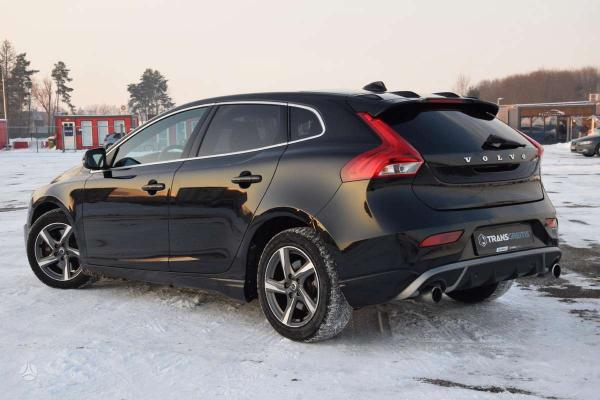 Melns Volvo V40 2018 Viļņa, ar dzinēja tilpumu 1.97 L un nobraukumu 235 tūkst. km par 9999 €, foto 7 vietnē AUTOMOTO.COM.LV