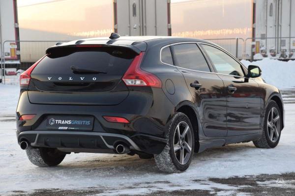 Melns Volvo V40 2018 Viļņa, ar dzinēja tilpumu 1.97 L un nobraukumu 235 tūkst. km par 9999 €, foto 10 vietnē AUTOMOTO.COM.LV