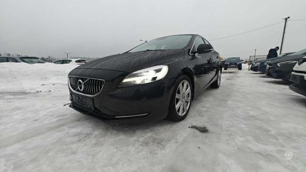 Melns Volvo V40 2018 Viļņa, ar dzinēja tilpumu 2.00 L un nobraukumu 180 tūkst. km par 9900 €, foto 1 vietnē AUTOMOTO.COM.LV