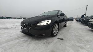 Melns Volvo V40 2018 Viļņa, ar dzinēja tilpumu 2.00 L un nobraukumu 180 tūkst. km par 9900 €, foto  vietnē AUTOMOTO.COM.LV