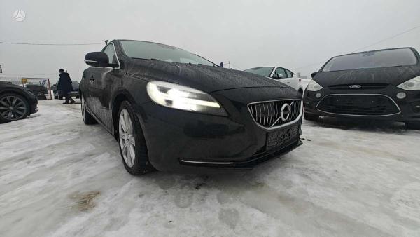 Melns Volvo V40 2018 Viļņa, ar dzinēja tilpumu 2.00 L un nobraukumu 180 tūkst. km par 9900 €, foto 3 vietnē AUTOMOTO.COM.LV