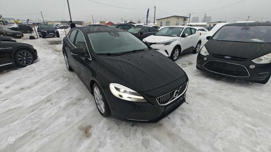 Melns Volvo V40 2018 Viļņa, ar dzinēja tilpumu 2.00 L un nobraukumu 180 tūkst. km par 9900 €, foto 4 vietnē AUTOMOTO.COM.LV