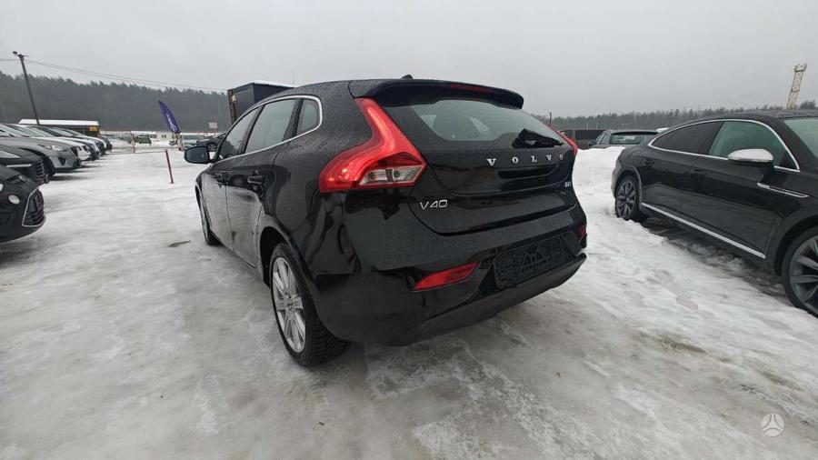 Melns Volvo V40 2018 Viļņa, ar dzinēja tilpumu 2.00 L un nobraukumu 180 tūkst. km par 9900 €, foto 5 vietnē AUTOMOTO.COM.LV