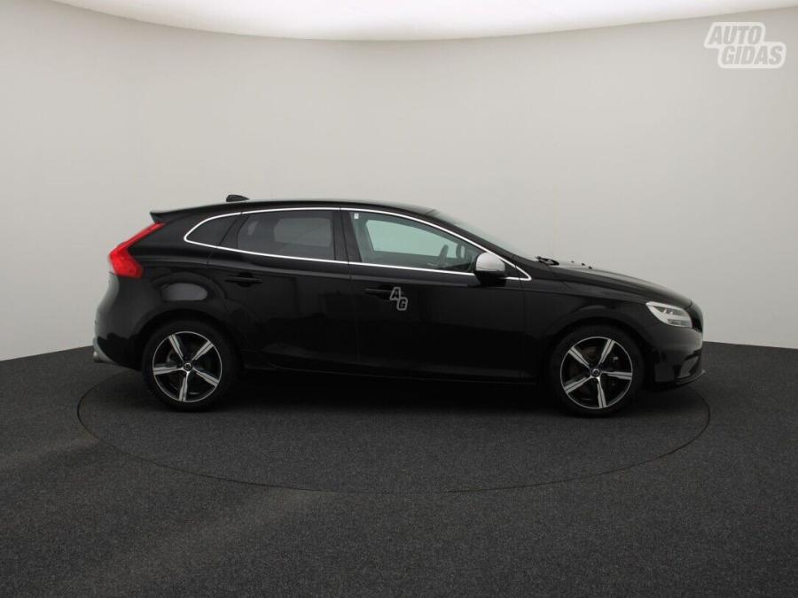 Black Volvo V40 2018 in Vilnius, with an engine capacity of 2.00 L and mileage of 206 thousand km for 12299 €, photo 9 on AUTOMOTO.COM.LV