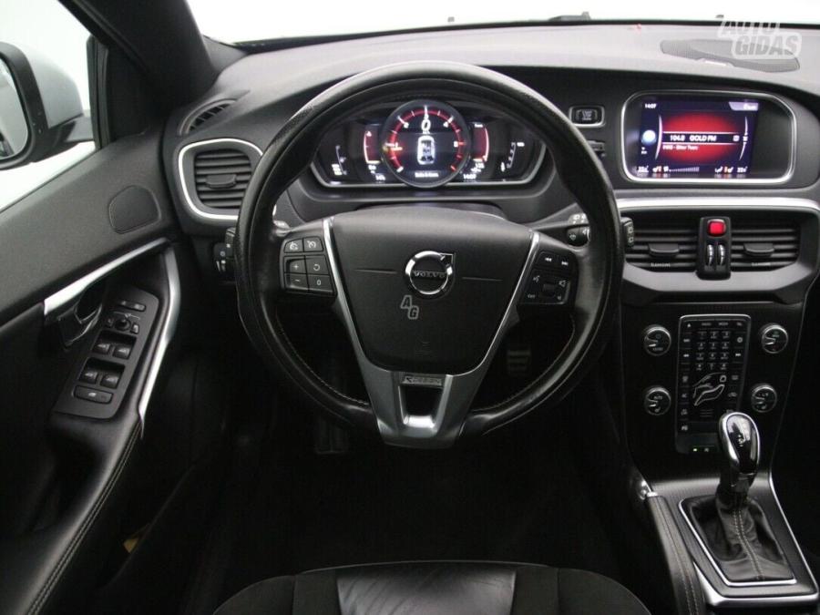 Black Volvo V40 2018 in Vilnius, with an engine capacity of 2.00 L and mileage of 206 thousand km for 12299 €, photo 17 on AUTOMOTO.COM.LV