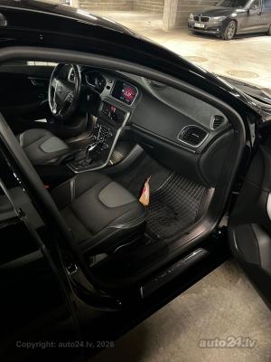 Black Volvo V40 2018 in Tallinn, with an engine capacity of 2.00 L and mileage of 180 thousand km for 12400 €, photo 11 on AUTOMOTO.COM.LV