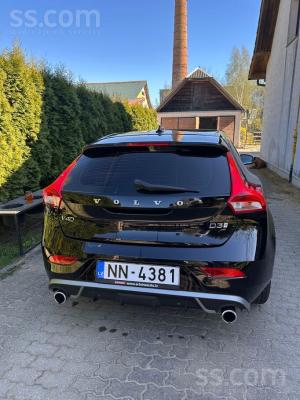Black Volvo V40 2018 in Bauska, with an engine capacity of 2.00 L and mileage of 0 thousand km for 9000 €, photo 3 on AUTOMOTO.COM.LV