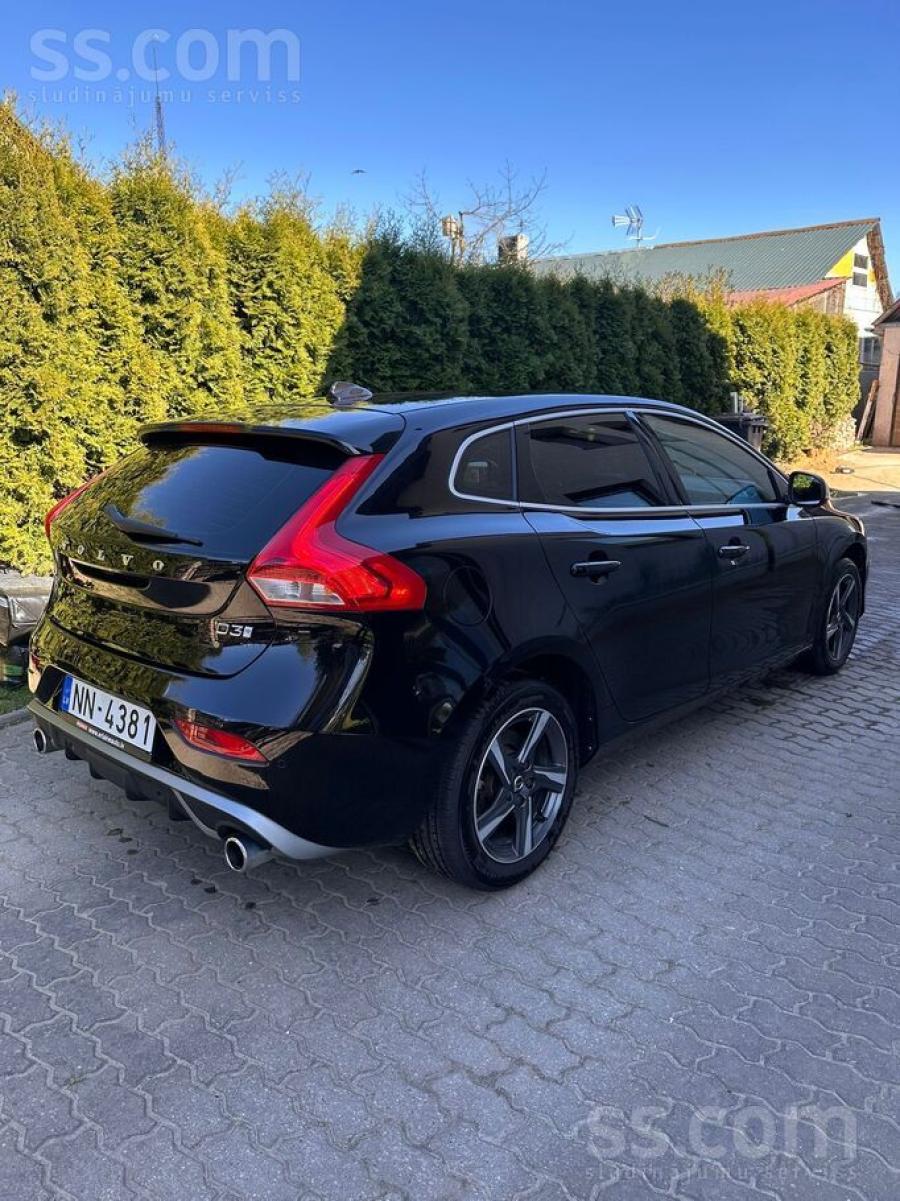 Black Volvo V40 2018 in Bauska, with an engine capacity of 2.00 L and mileage of 0 thousand km for 9000 €, photo 4 on AUTOMOTO.COM.LV