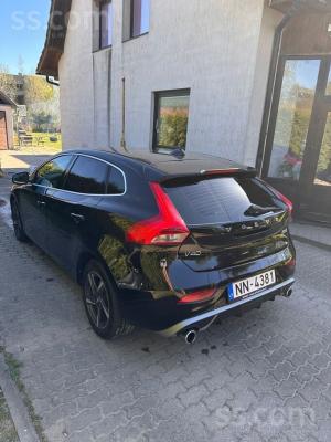 Black Volvo V40 2018 in Bauska, with an engine capacity of 2.00 L and mileage of 0 thousand km for 9000 €, photo 8 on AUTOMOTO.COM.LV