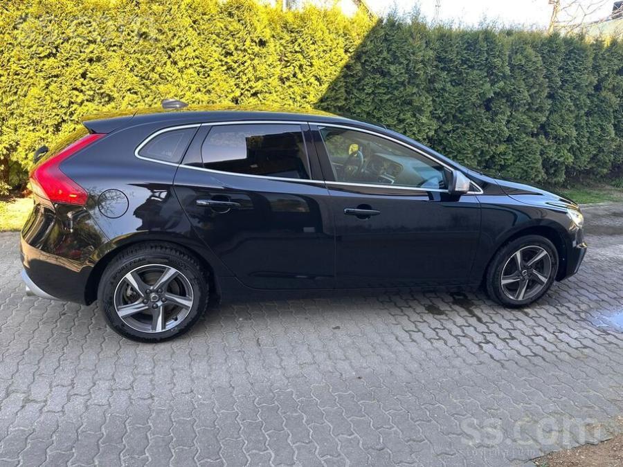 Black Volvo V40 2018 in Bauska, with an engine capacity of 2.00 L and mileage of 0 thousand km for 9000 €, photo 9 on AUTOMOTO.COM.LV