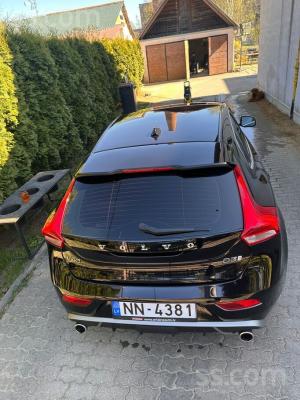 Black Volvo V40 2018 in Bauska, with an engine capacity of 2.00 L and mileage of 0 thousand km for 9000 €, photo 11 on AUTOMOTO.COM.LV