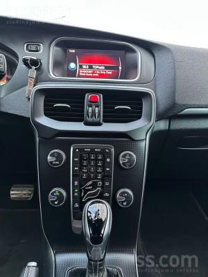 Black Volvo V40 2018 in Bauska, with an engine capacity of 2.00 L and mileage of 0 thousand km for 9000 €, photo 14 on AUTOMOTO.COM.LV