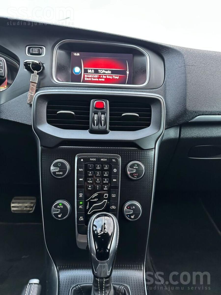 Black Volvo V40 2018 in Bauska, with an engine capacity of 2.00 L and mileage of 0 thousand km for 9000 €, photo 14 on AUTOMOTO.COM.LV
