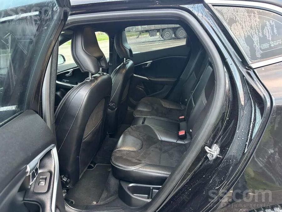 Black Volvo V40 2018 in Bauska, with an engine capacity of 2.00 L and mileage of 0 thousand km for 9000 €, photo 15 on AUTOMOTO.COM.LV