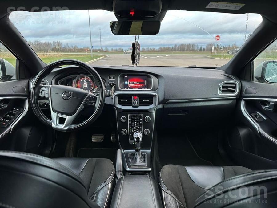 Black Volvo V40 2018 in Bauska, with an engine capacity of 2.00 L and mileage of 0 thousand km for 9000 €, photo 16 on AUTOMOTO.COM.LV