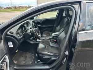 Black Volvo V40 2018 in Bauska, with an engine capacity of 2.00 L and mileage of 0 thousand km for 9000 €, photo 17 on AUTOMOTO.COM.LV