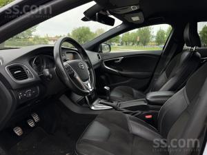 Melns Volvo V40 2018 Ogre, ar dzinēja tilpumu 2.00 L un nobraukumu 178 tūkst. km par 9790 €, foto 12 vietnē AUTOMOTO.COM.LV