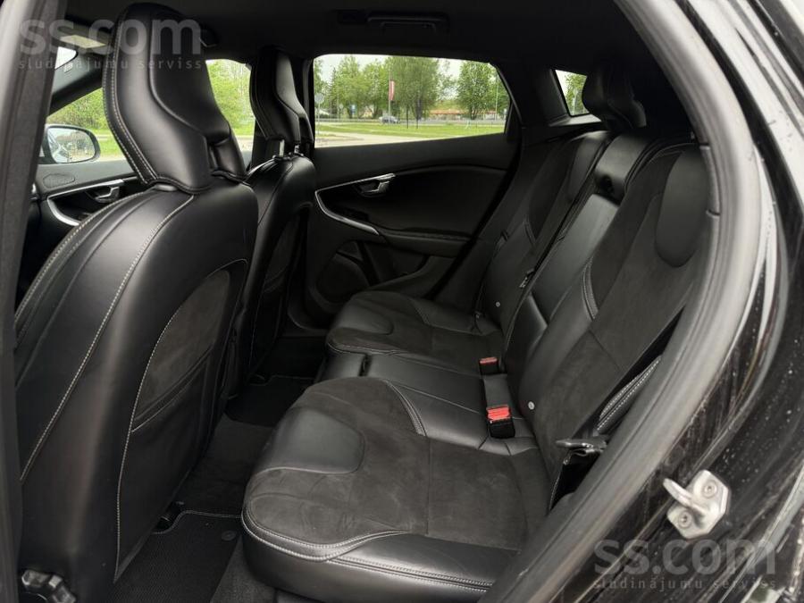 Melns Volvo V40 2018 Ogre, ar dzinēja tilpumu 2.00 L un nobraukumu 178 tūkst. km par 9790 €, foto 20 vietnē AUTOMOTO.COM.LV